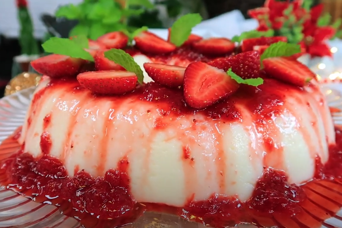 Manjar de coco com calda de morango - Receitas da Tia Zilda